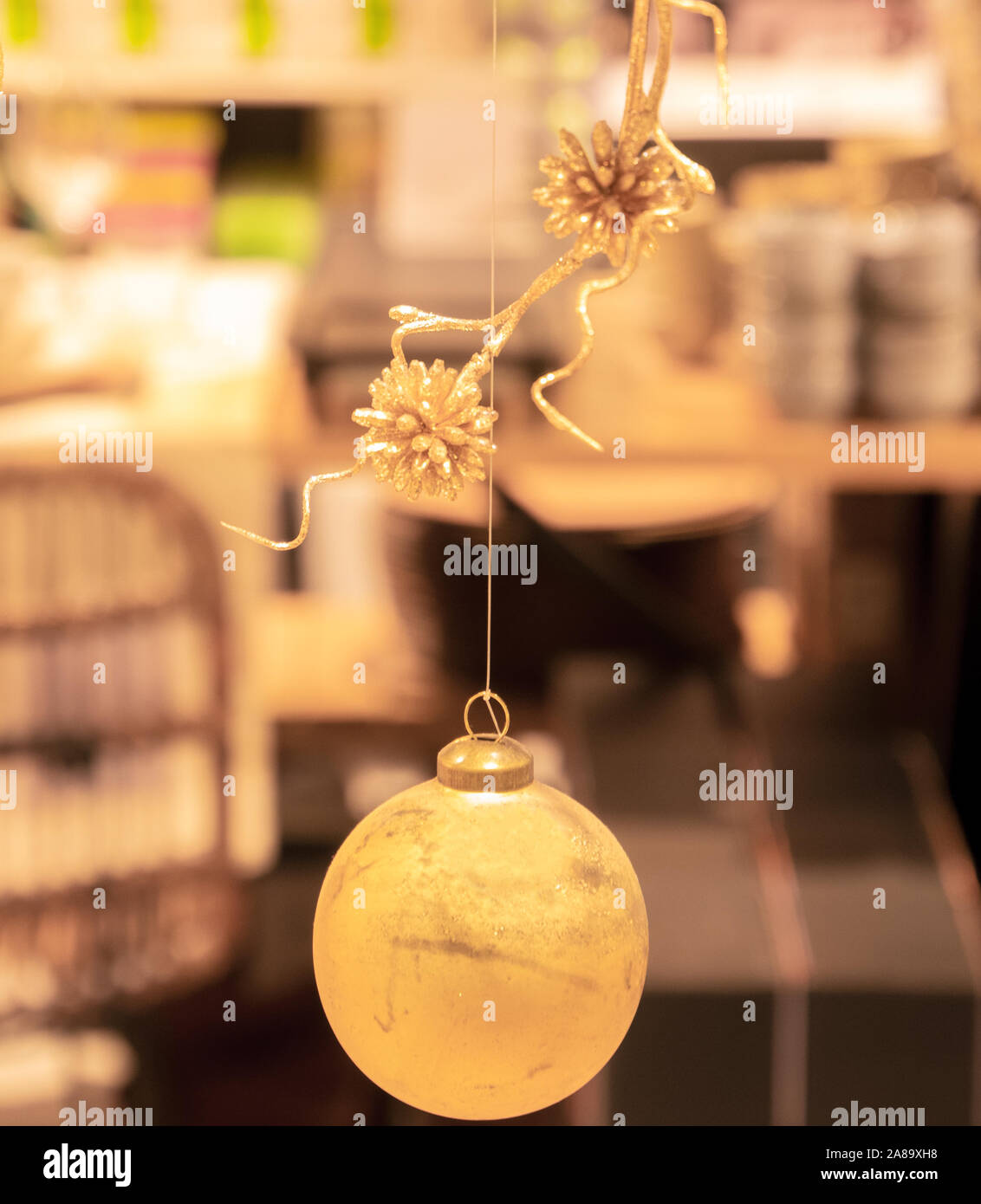 Golden christmas tree decorations hi-res stock photography and images ...