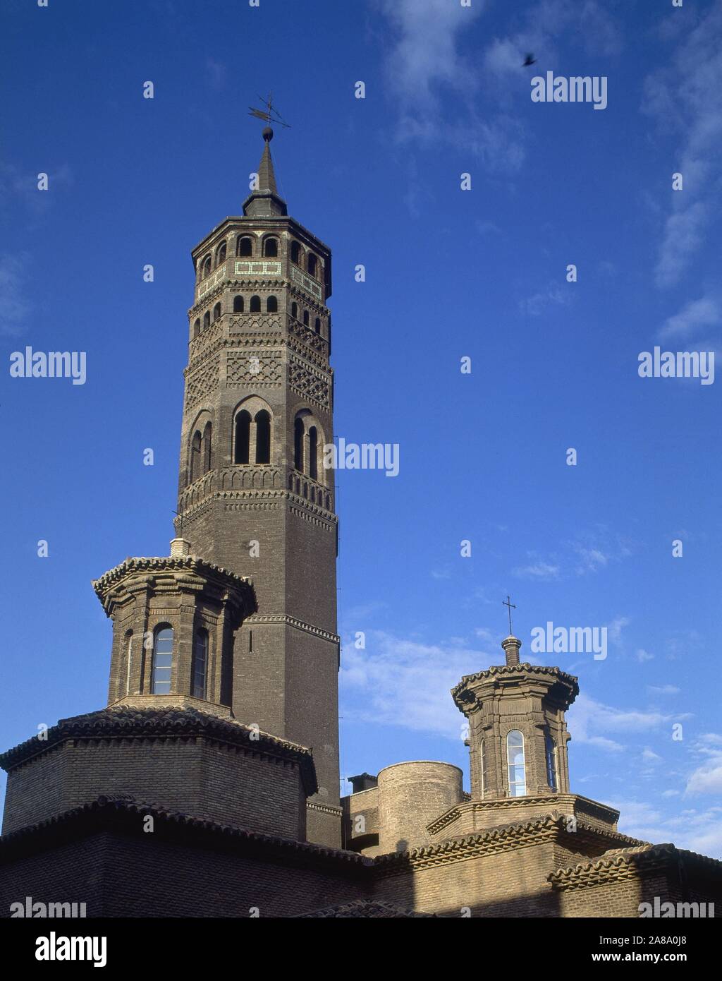 TORRE MUDEJAR ENTRE LOS CIMBORRIOS DE LA IGLESIA - S XIV. Location: ST ...