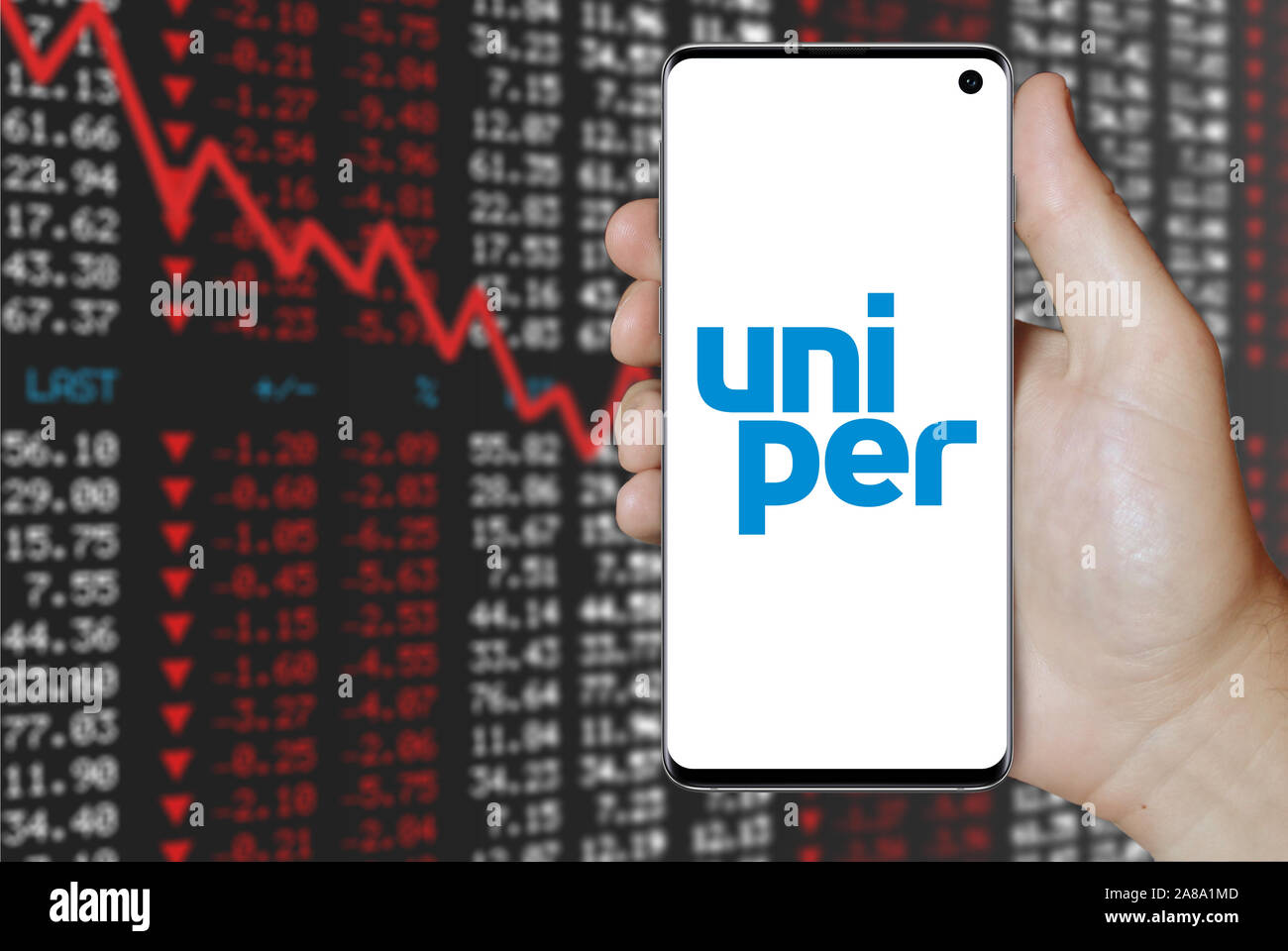 Logo of public company Uniper SE displayed on a smartphone. Negative ...