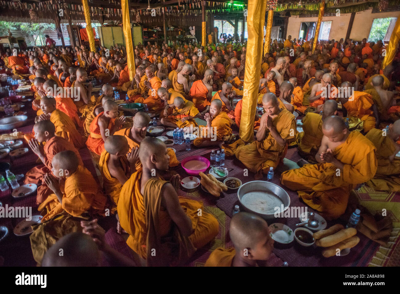 Buddhist monks eating hi-res stock photography and images - Alamy