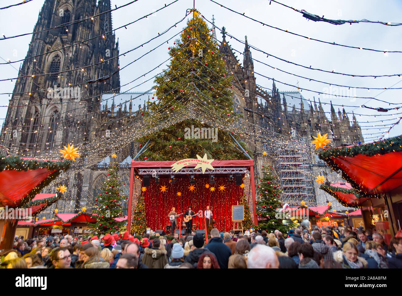 Cologne cathedral christmas market hi-res stock photography and images ...