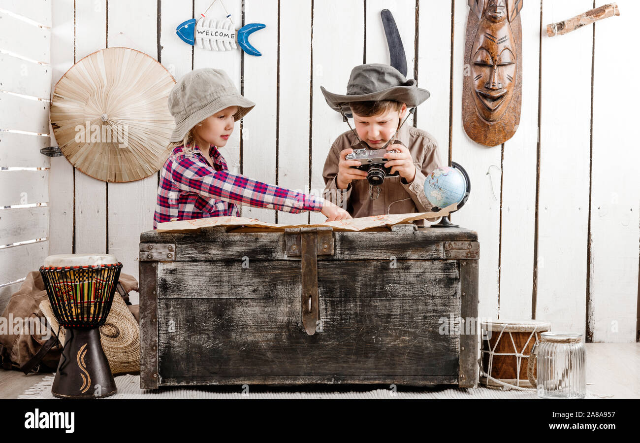 Children sitting map hi-res stock photography and images - Alamy