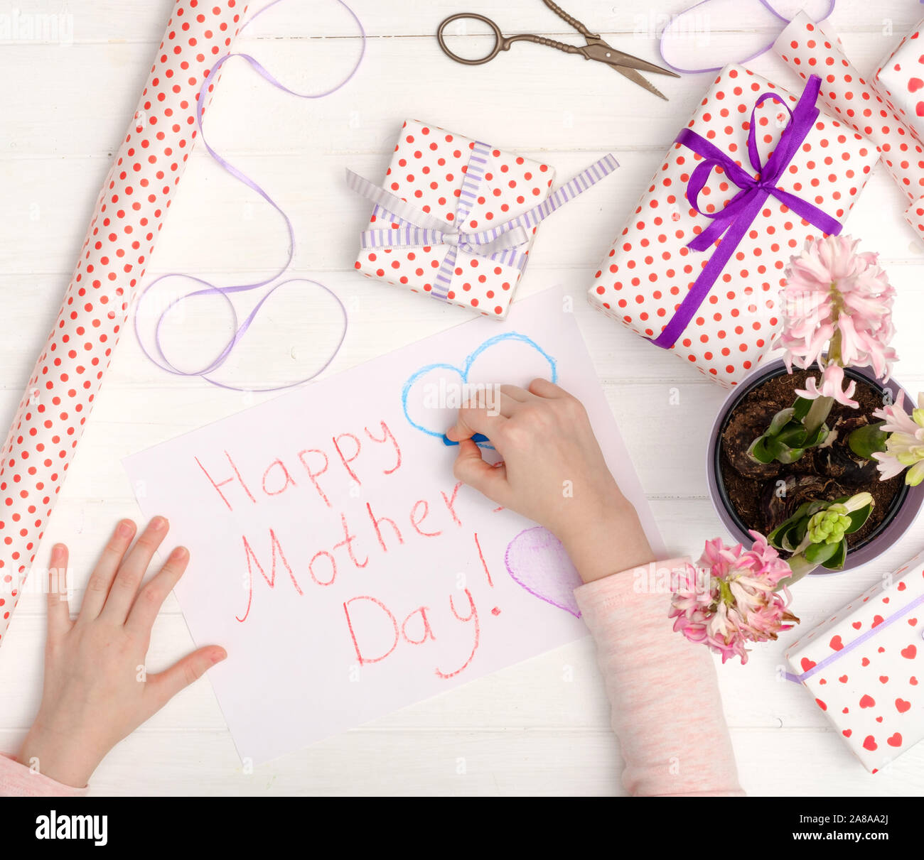 Small girl drawing a greeting card Stock Photo - Alamy