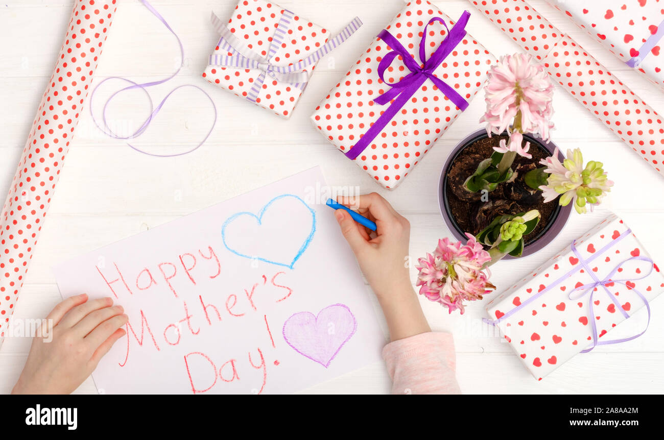 Small girl drawing a greeting card Stock Photo - Alamy