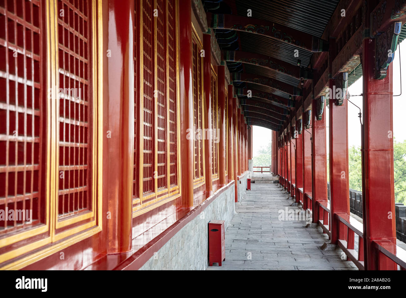 Traditional chinese corridor hi-res stock photography and images - Alamy