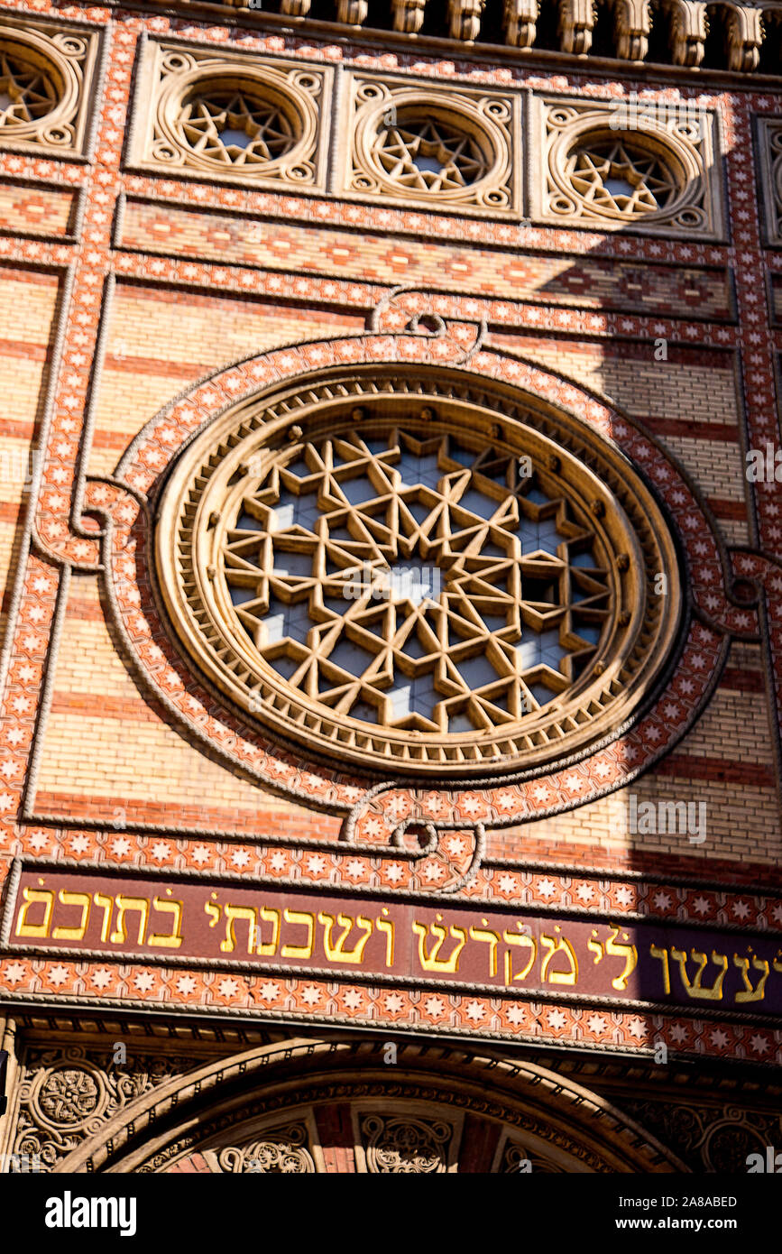Budapest’s Moorish Style Great Synagogue in Hungary is the Most ...