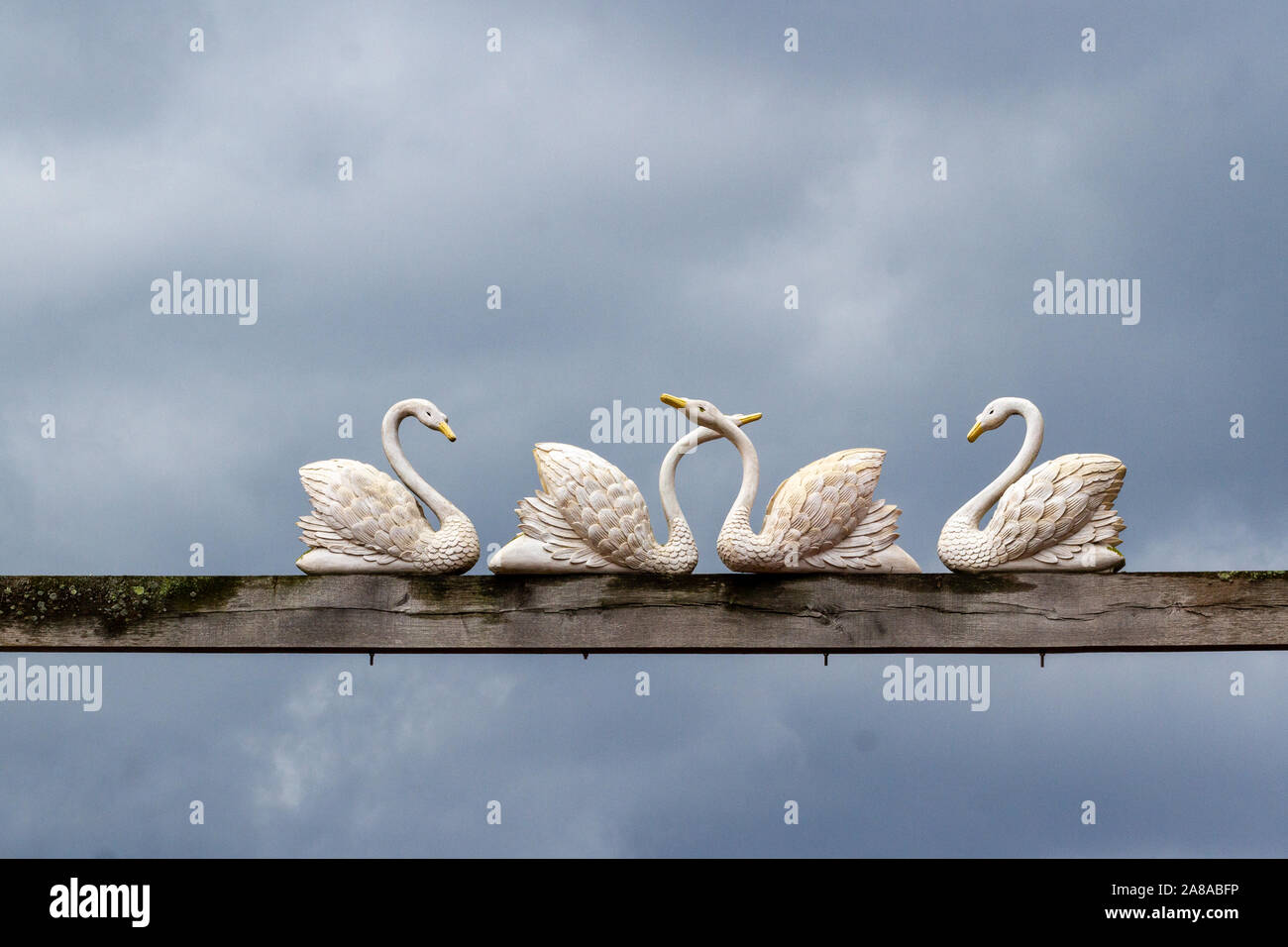 4 swans sculpture hi-res stock photography and images - Alamy