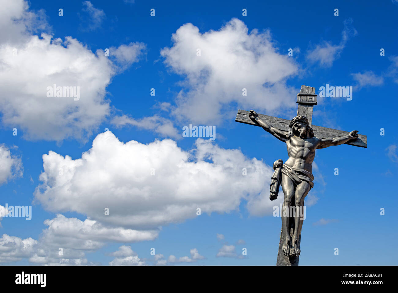 Jesus Christus am Kreuz, Kreuzigung, blauer Himmel, Cumulus Wolken, Religion, Kirche ...