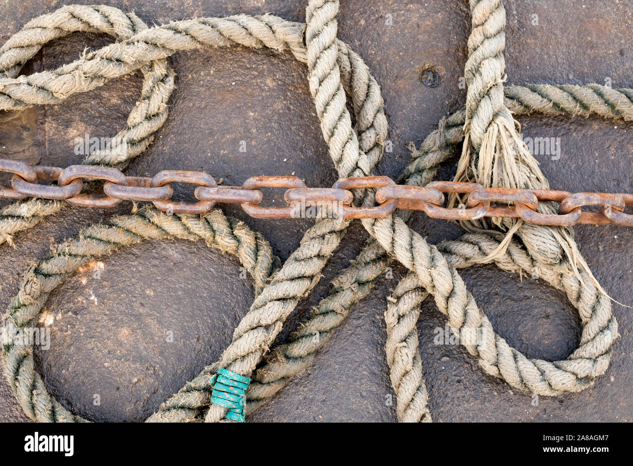 Frayed mooring rope hi-res stock photography and images - Alamy