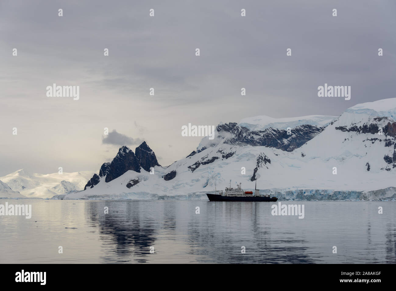 Antarctic landscape with expedition ship Stock Photo - Alamy Antarctic landscape with expedition ship Stock Photo - Alamy