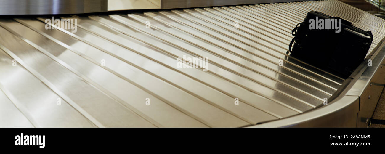 Luggage on an airport carousel Stock Photo - Alamy