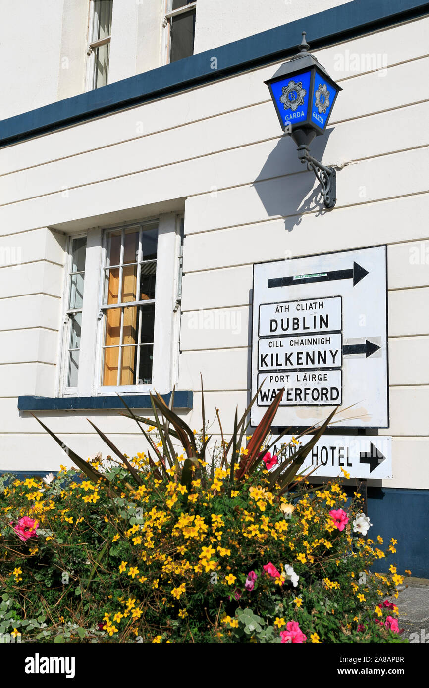 Garda road sign hi-res stock photography and images - Alamy