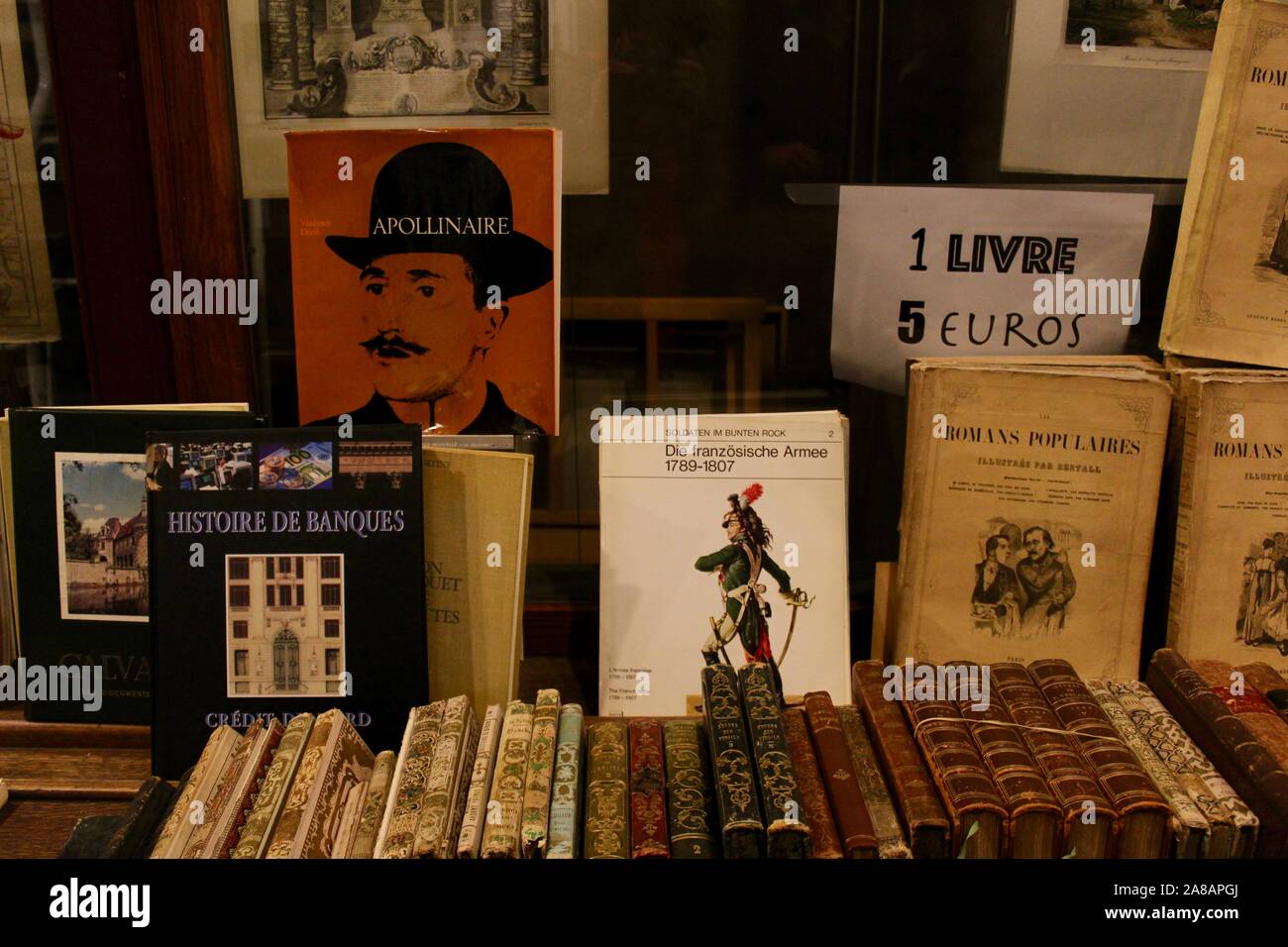 Bookshop window display hi-res stock photography and images - Alamy