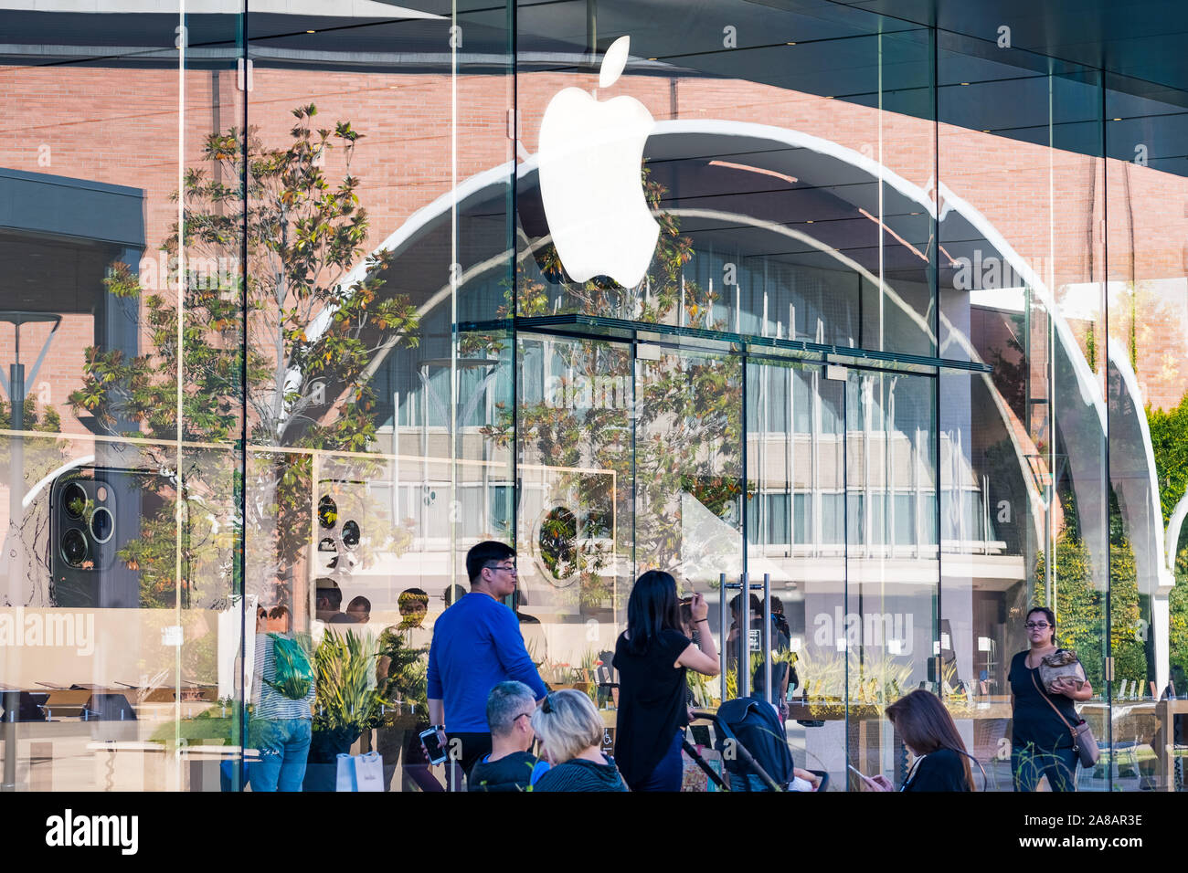 Apple store facade hi-res stock photography and images - Alamy