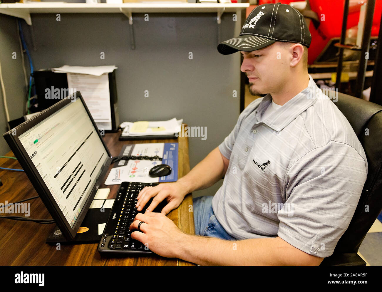 New mack truck hi-res stock photography and images - Alamy