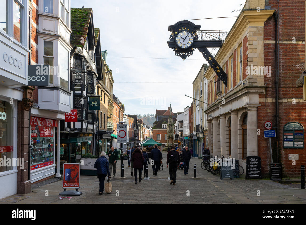 High street shops and shoppers hi-res stock photography and images - Alamy