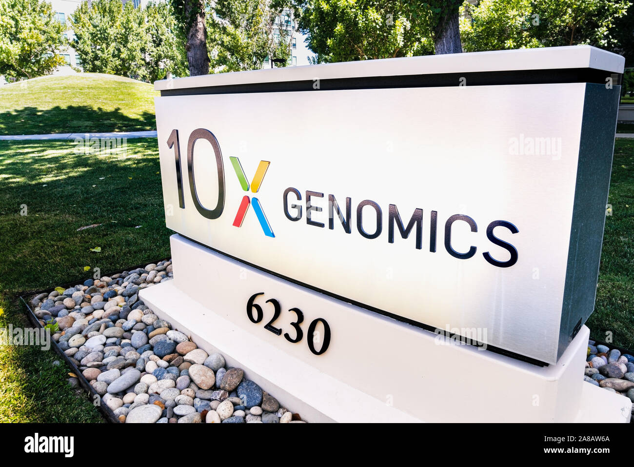 August 25, 2019 Pleasanton / CA / USA - 10x Genomics headquarters in ...
