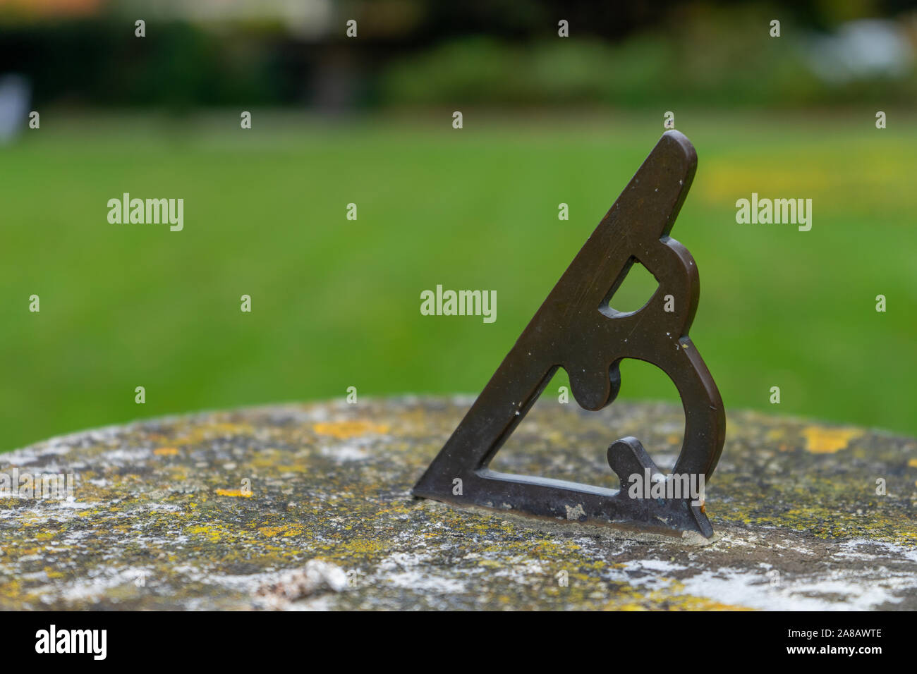 Garden sundials hi-res stock photography and images - Alamy