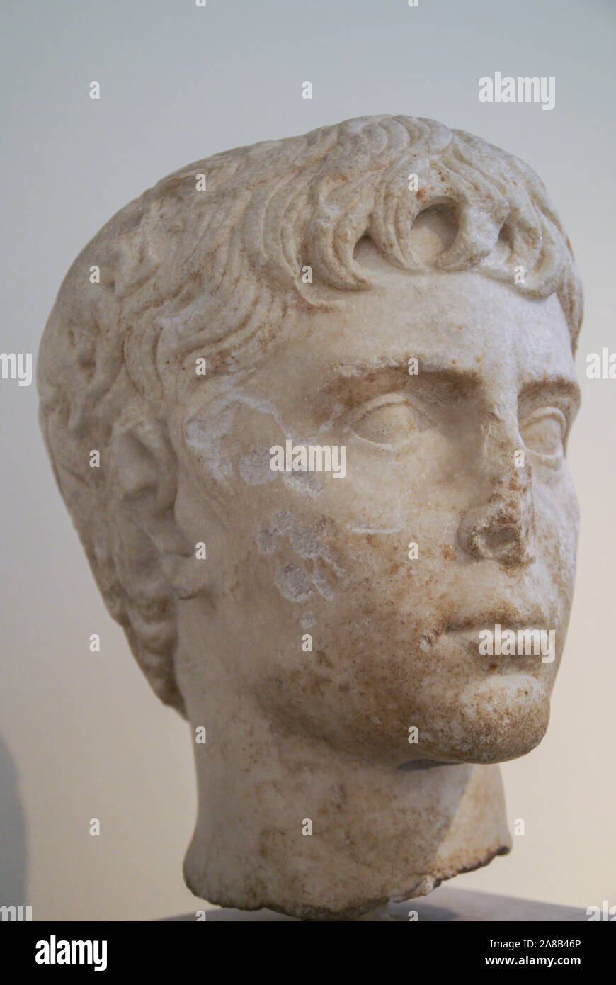 Ancient greek male statue hi-res stock photography and images - Alamy