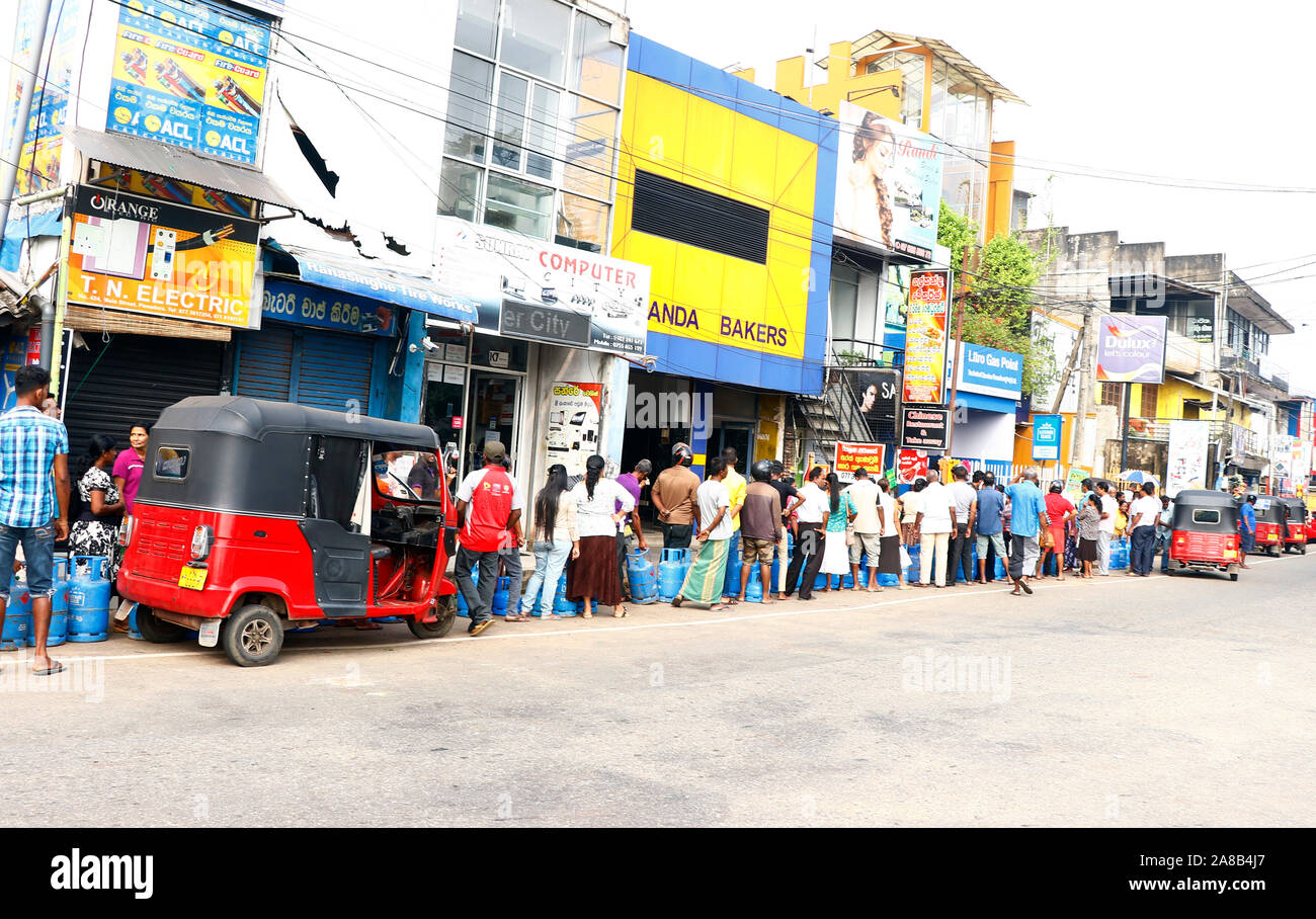 Colombo, Sri Lanka. 7th Nov, 2019. People wait in a long queue outside ...