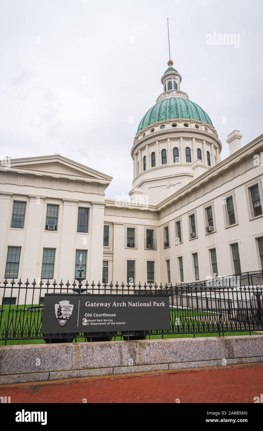 Equilateral arch hi-res stock photography and images - Alamy