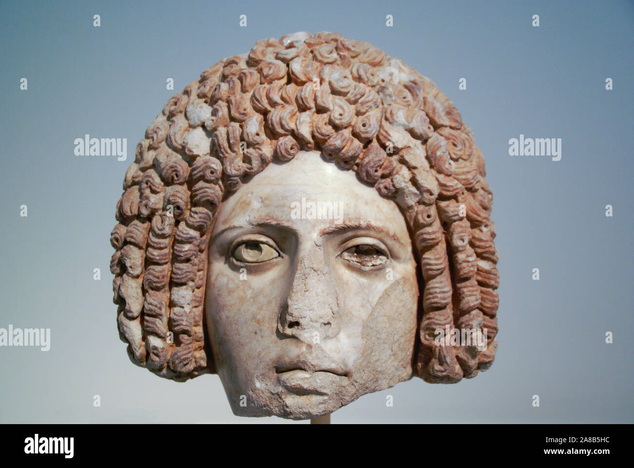 Statues with mask hi-res stock photography and images - Alamy