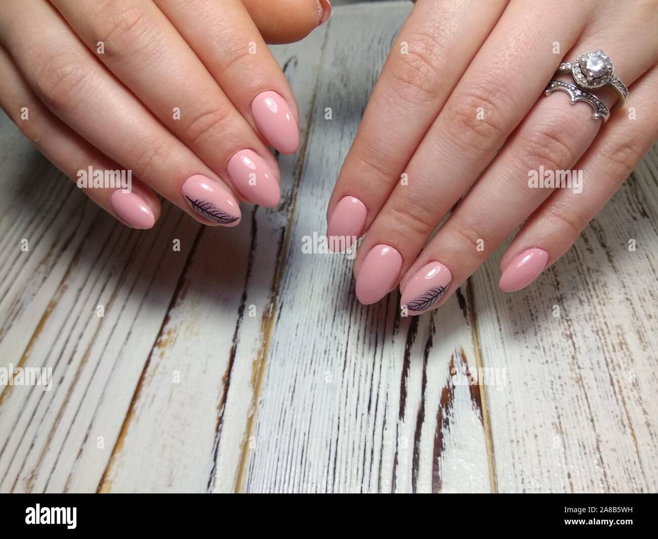 Red lips and nails hi-res stock photography and images - Alamy