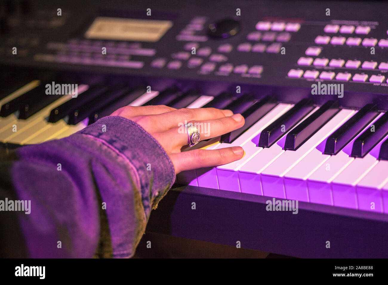 Female keyboardist hi-res stock photography and images - Alamy