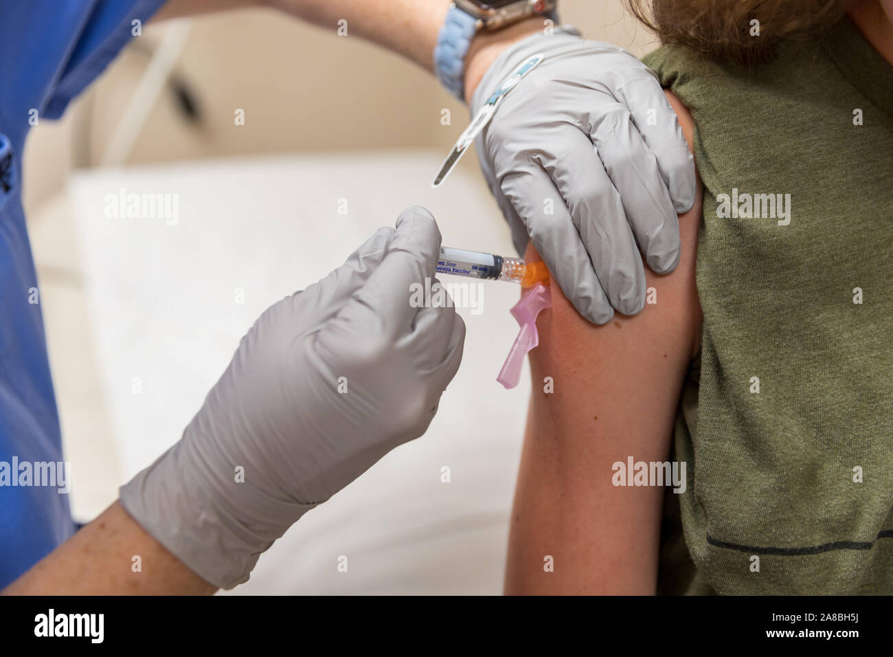 Nurse giving shot to patient hi-res stock photography and images - Alamy