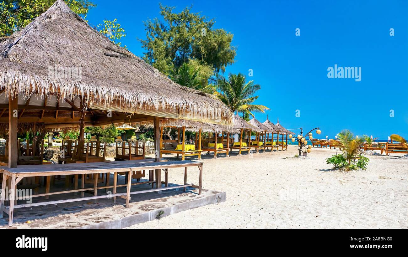 Resort thatched beach huts hi-res stock photography and images - Alamy