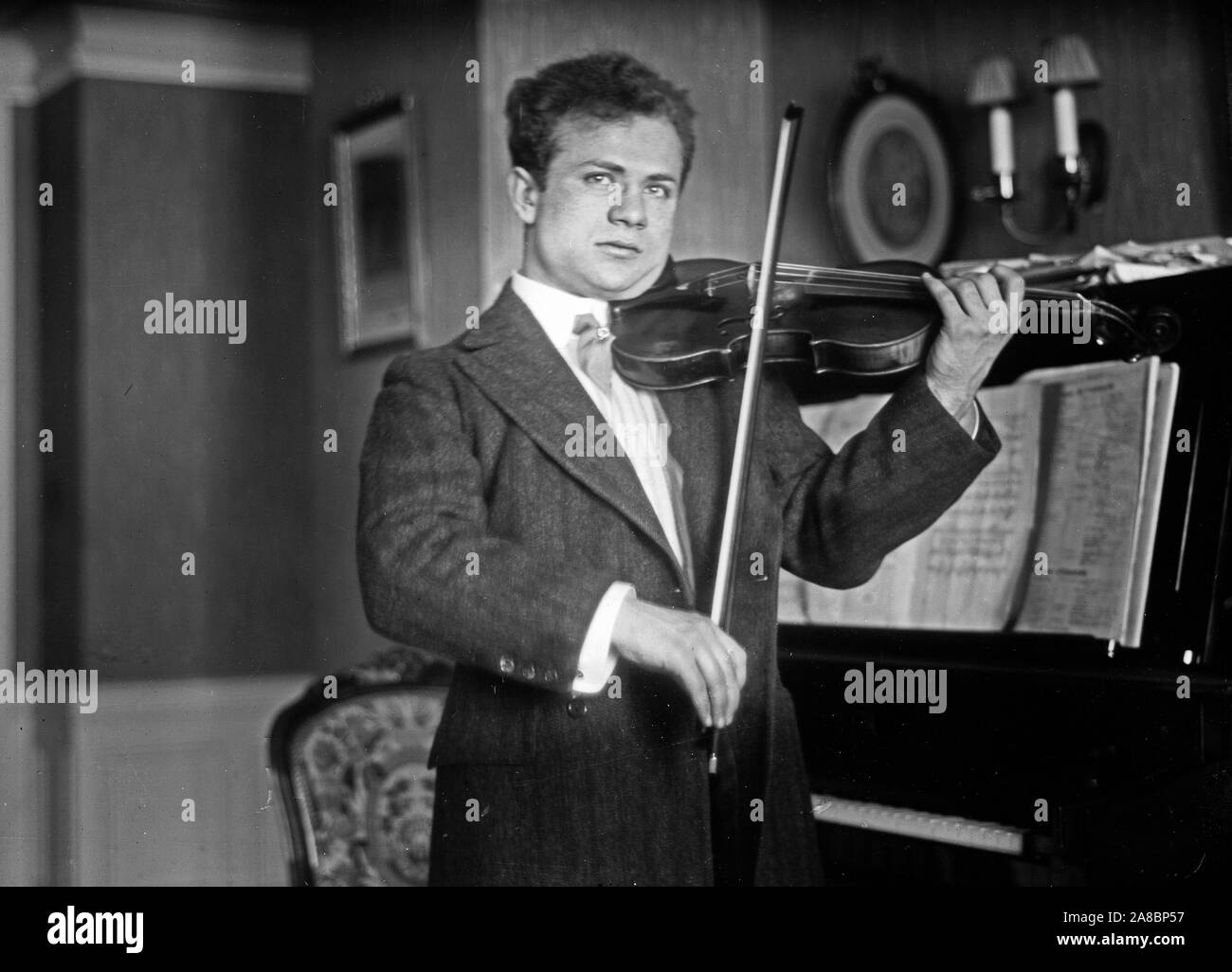 Mischa elman violin hi-res stock photography and images - Alamy