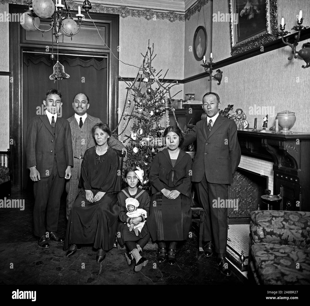 Early 1900s family around christmas tree hi-res stock photography and ...