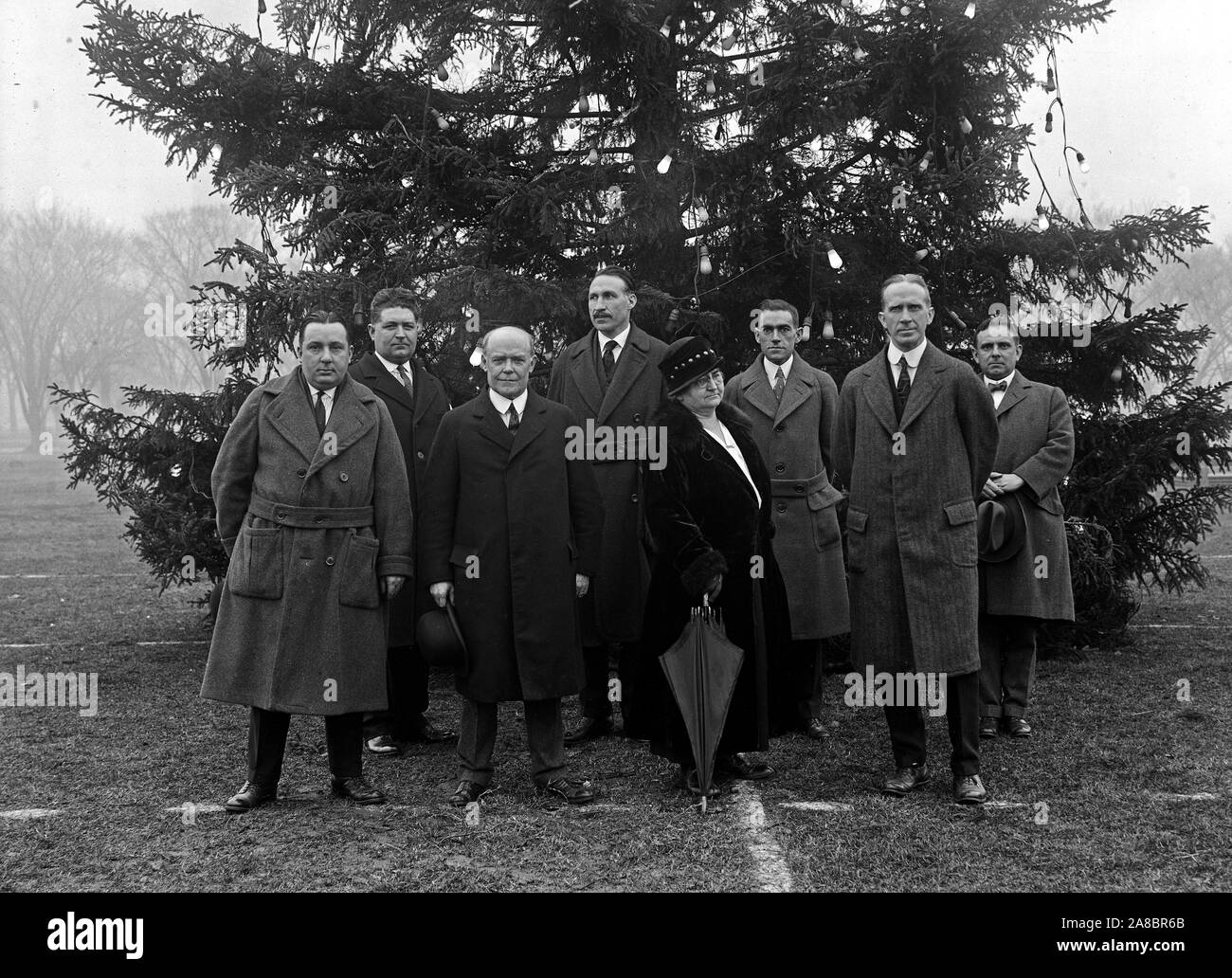1920s outdoor christmas tree hi-res stock photography and images - Alamy