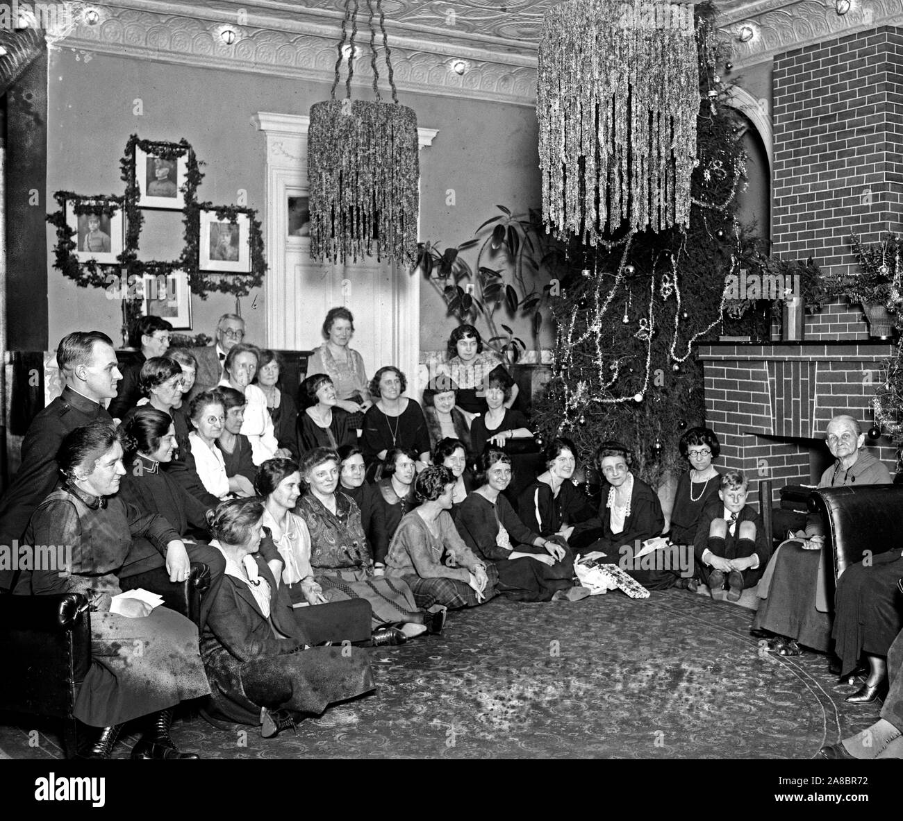 1922 salvation army christmas party hi-res stock photography and images ...