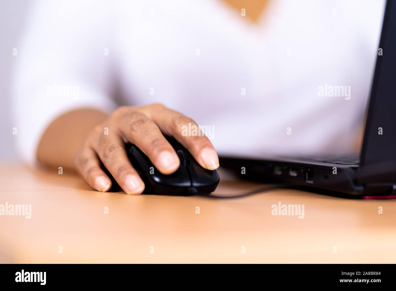 Female hand holding computer mouse Stock Photo - Alamy