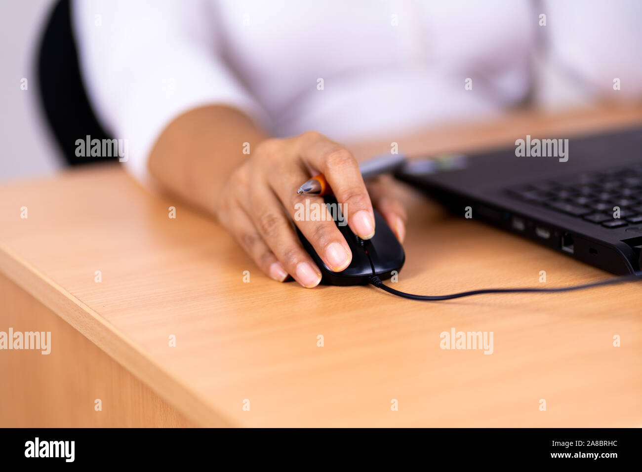 Hand holding wireless mouse hi-res stock photography and images - Alamy
