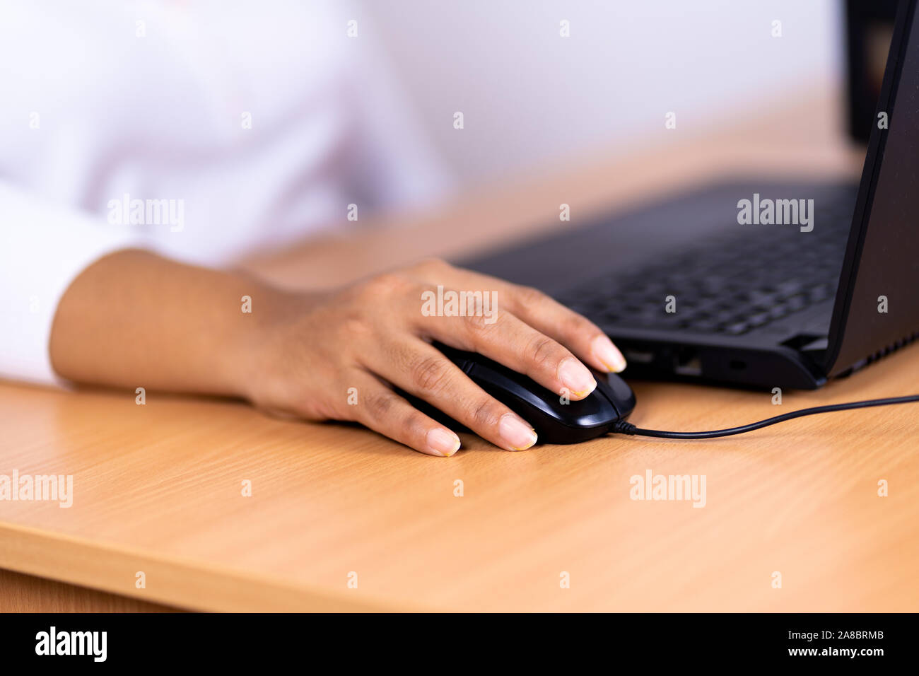 Female hand holding computer mouse Stock Photo - Alamy