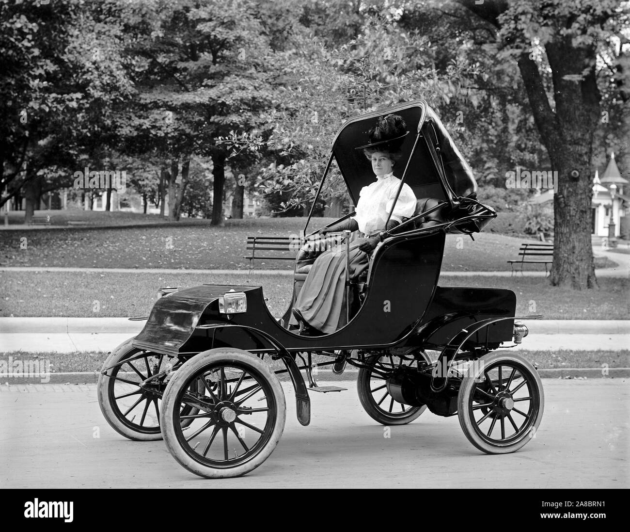 Early 1900s woman driving automobile hi-res stock photography and ...