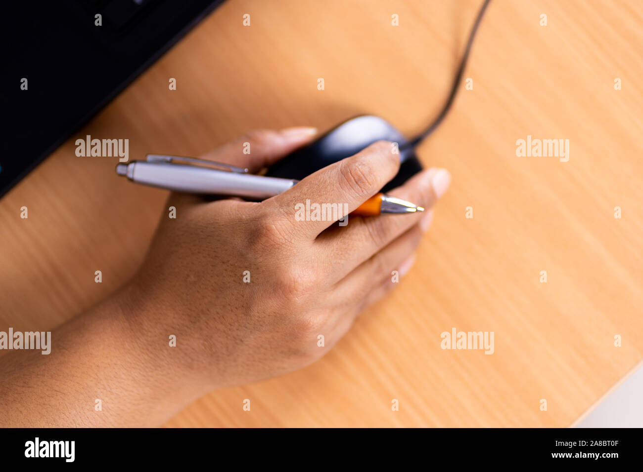 Hands on mouse hi-res stock photography and images - Alamy