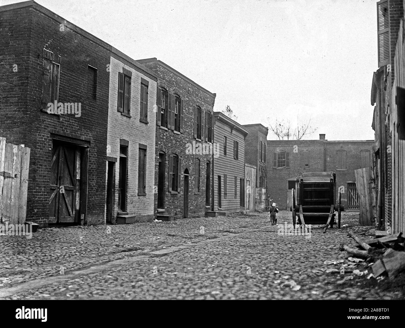Alley in an urban United States slum area ca. 1914 Stock Photo - Alamy