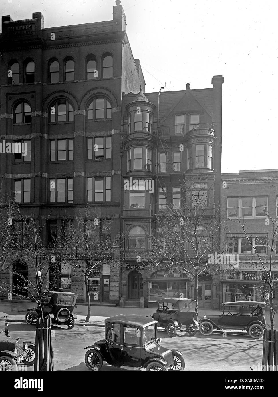 Early1900s parked cars hi-res stock photography and images - Alamy
