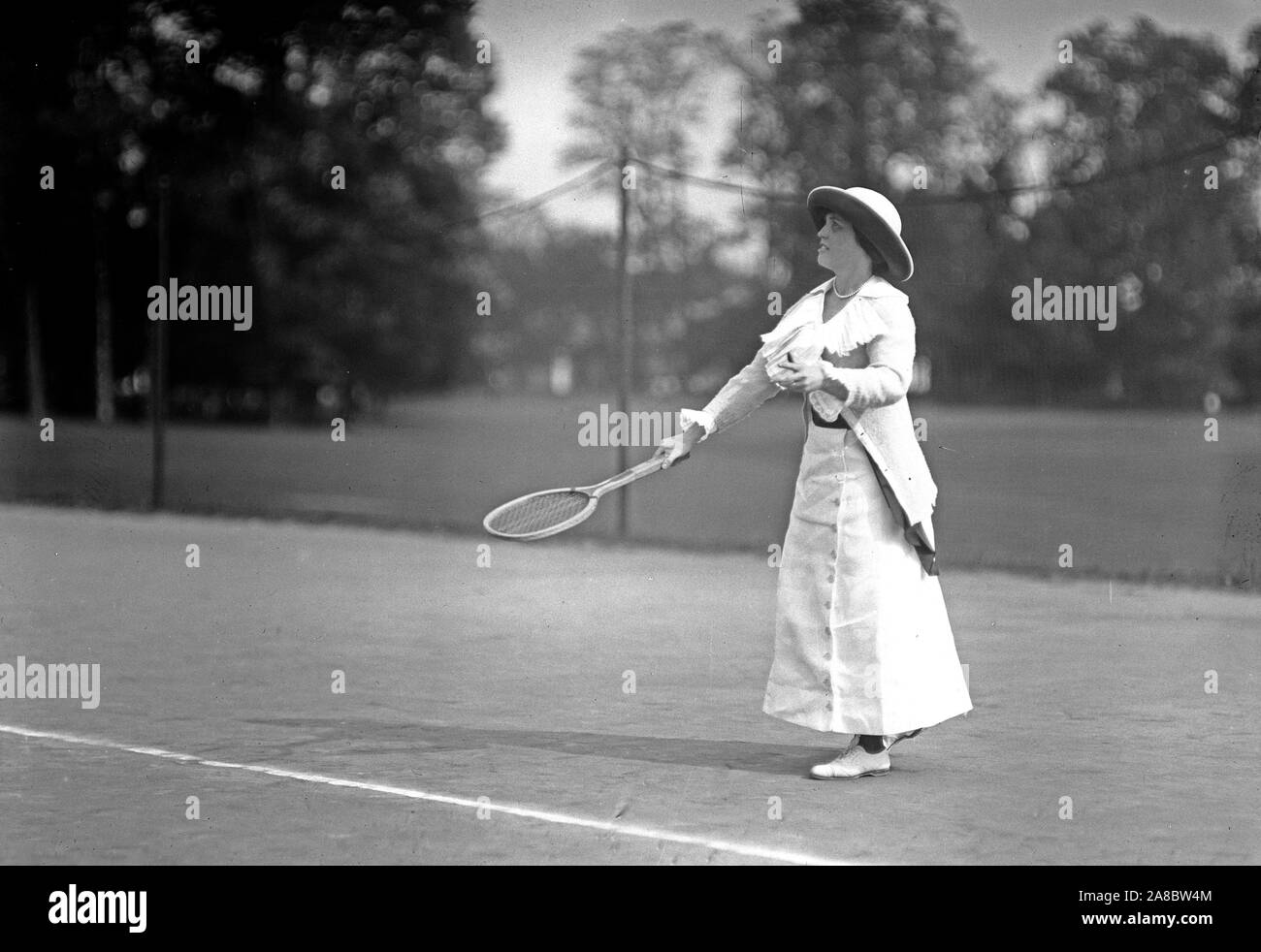 Female tennis player 1900s hi-res stock photography and images - Alamy
