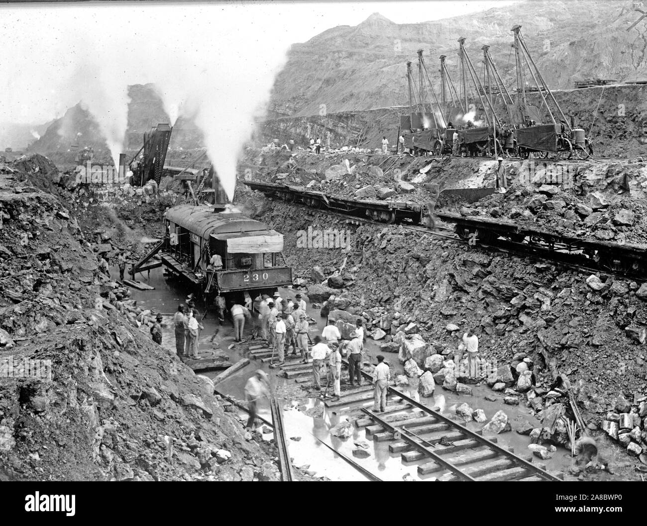 Panama 1913 construction canal hi-res stock photography and images - Alamy