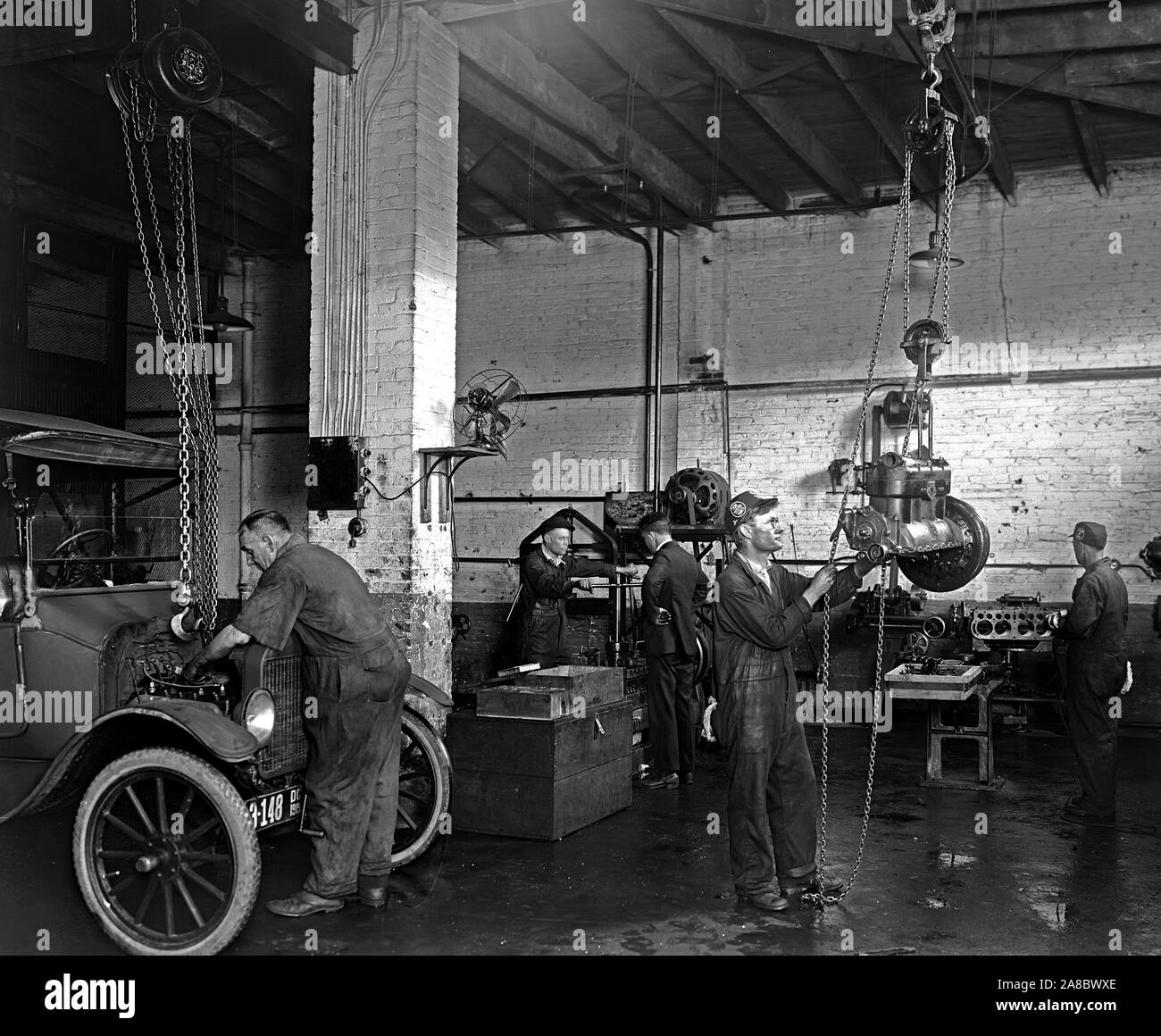 Early 1900s fixing automobiles hi-res stock photography and images - Alamy
