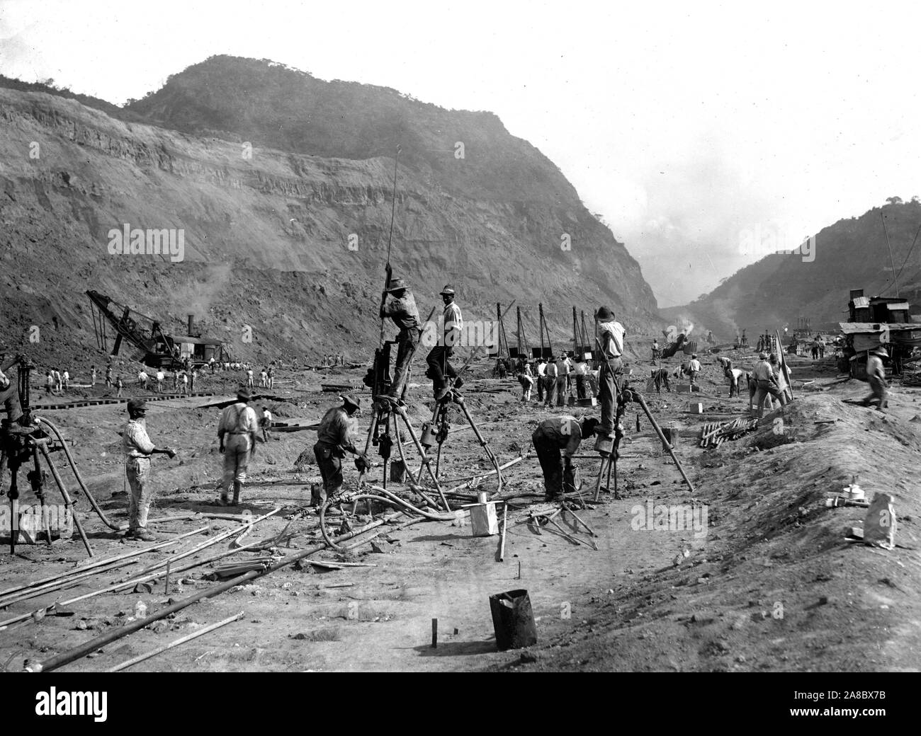 Panama canal construction workers Black and White Stock Photos & Images ...