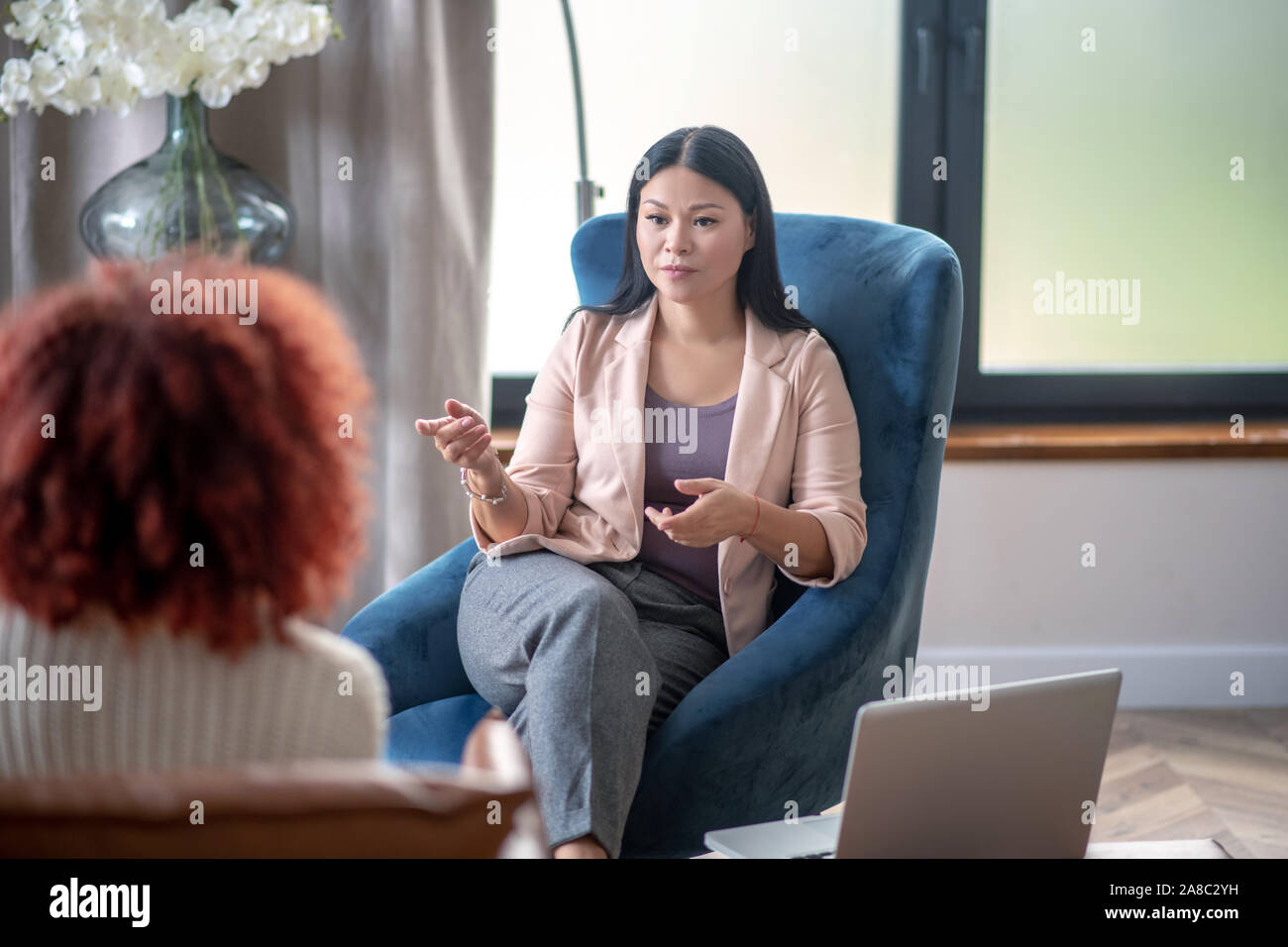 Psychologist and patient asian hi-res stock photography and images - Alamy