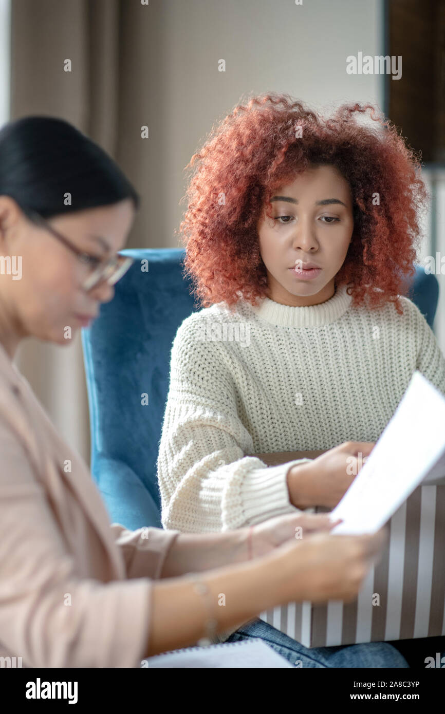 Woman explain room hi-res stock photography and images - Alamy