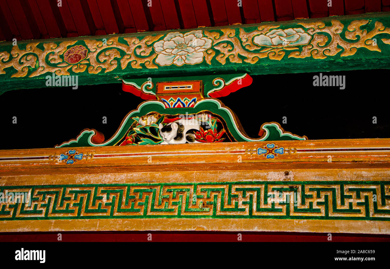 Sleeping cat in Nikko Shrine Stock Photo - Alamy