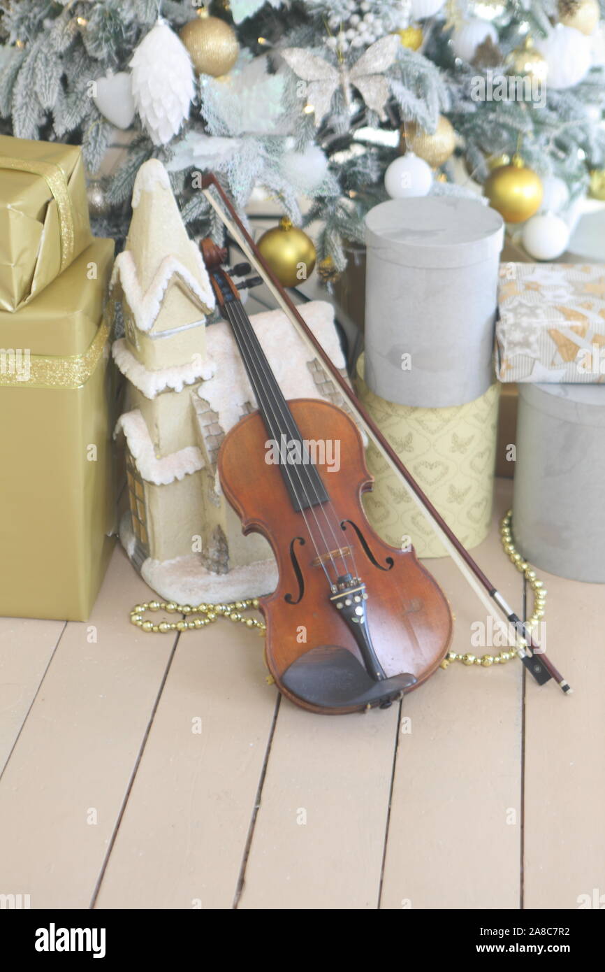 Violin boxes hi-res stock photography and images - Alamy