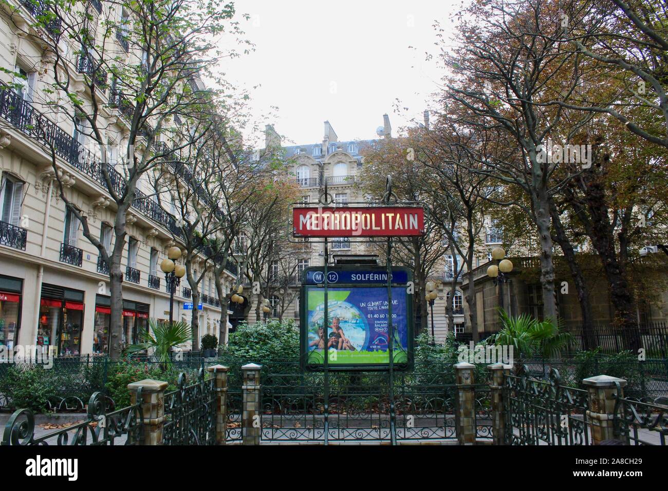 entrance to solferino metro station paris france Stock Photo - Alamy